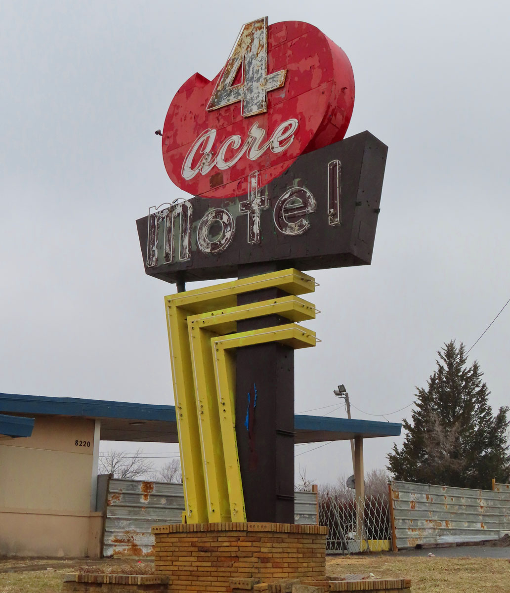 4 Acre Motel - The Lumi Neon Museum